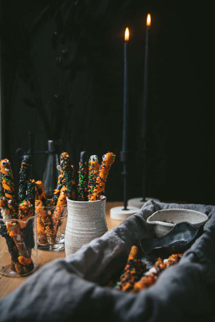 Easy Chocolate Halloween Pretzels - Hunger Thirst Play